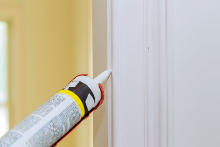 Coller Placo avec mastic colle : technique et adhérence